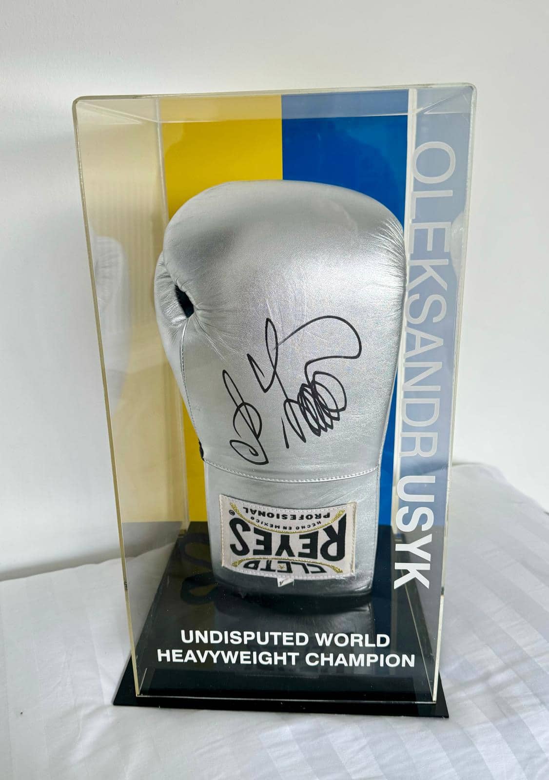 Oleksandr Usyk Undisputed Signed Silver Boxing Glove In Display Case ...